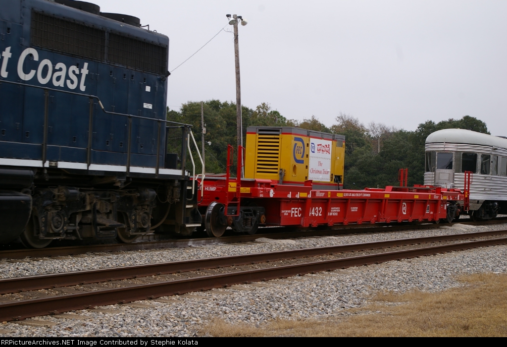FEC 4422 ON FEC SANTA TRAIN