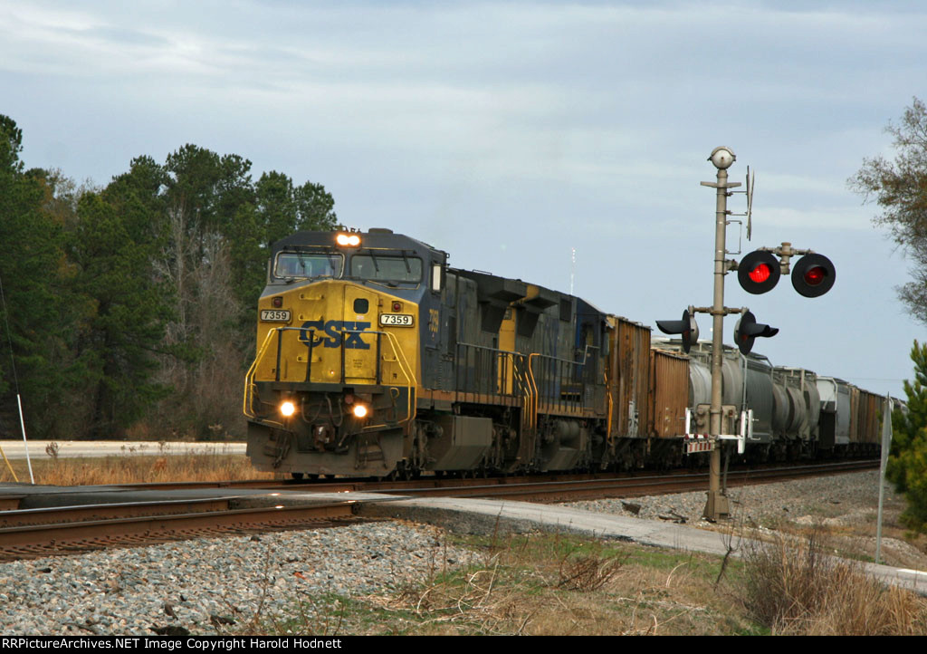 CSX 7359 leads a train southbound