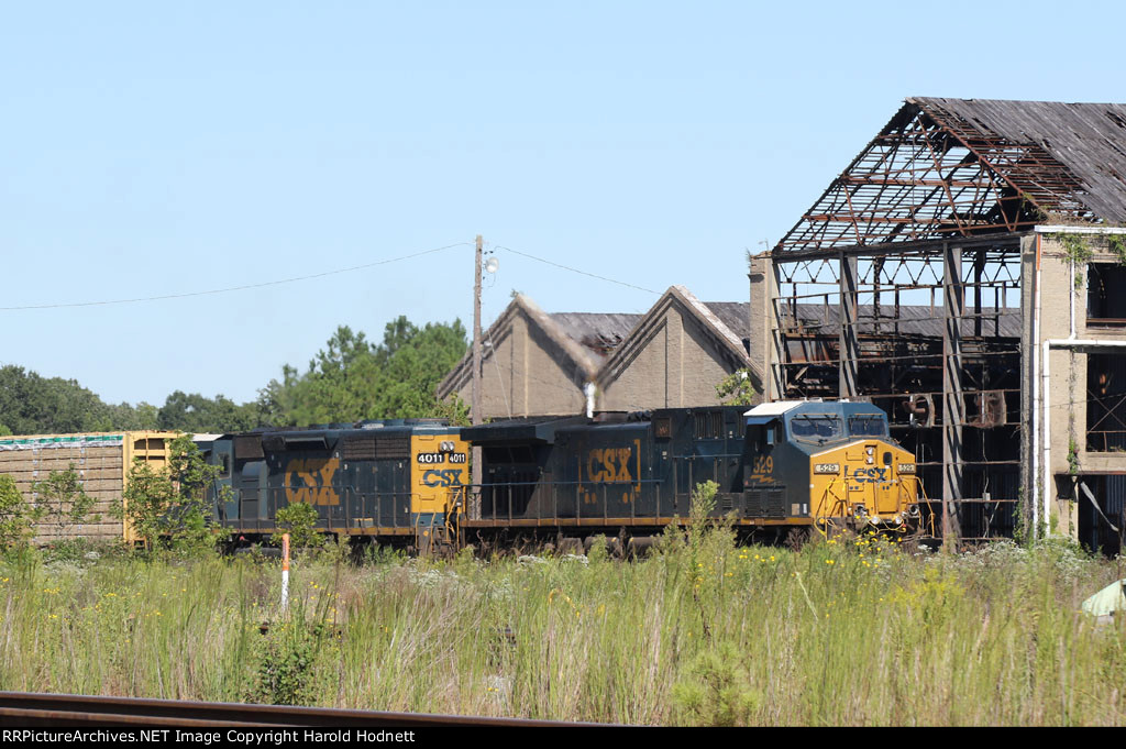CSX 528 leads train F728-24 past the Emerson Shops