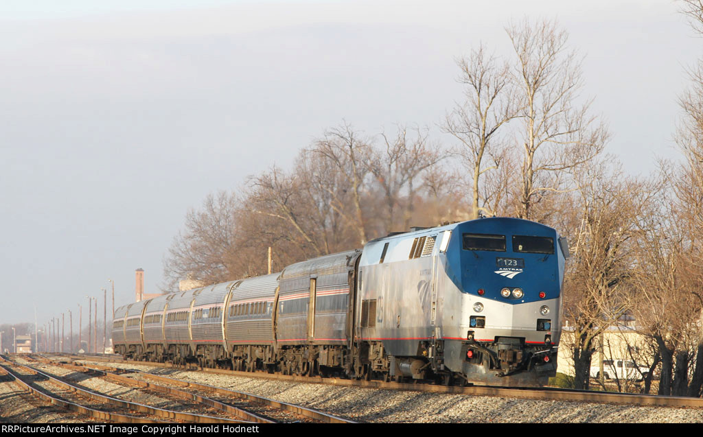 AMTK 123 leads train 80 towards Aycock