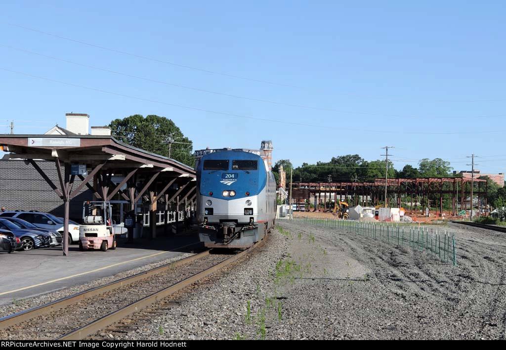 AMTK 204 brings train 92, the SIlver Star, into the station