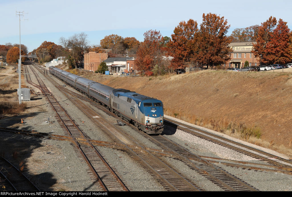 AMTK 120 leads train P080-28 towards the station