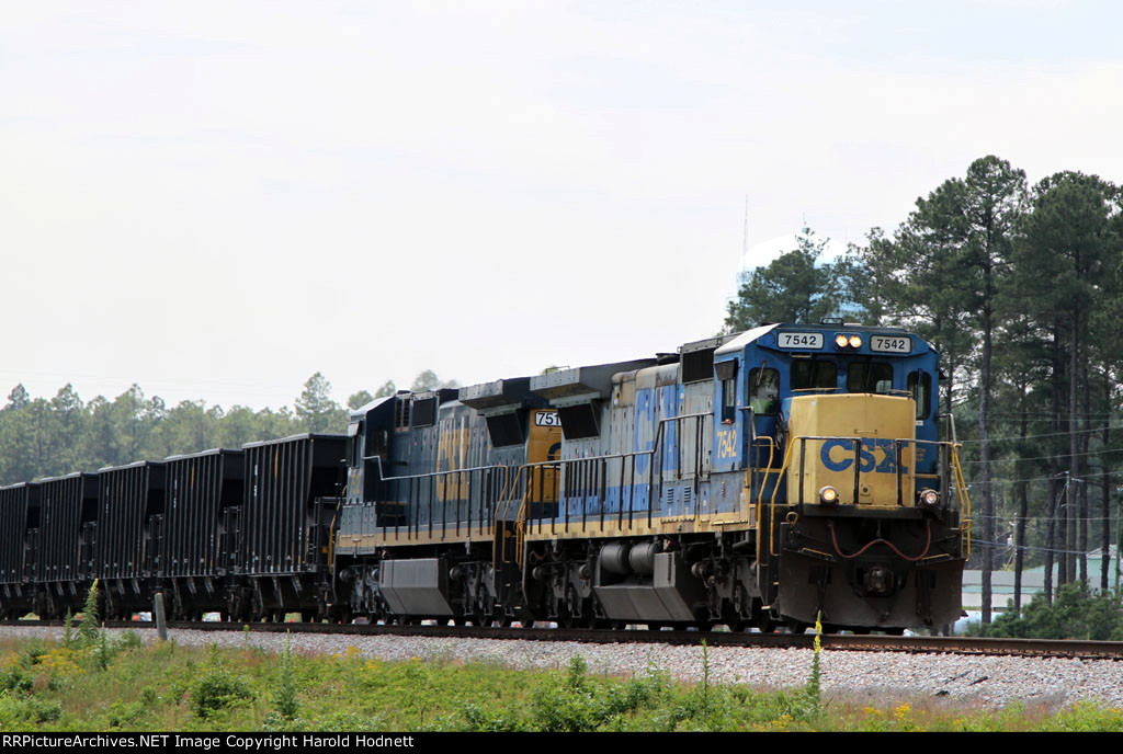 CSX 7542 leads train K760 northbound