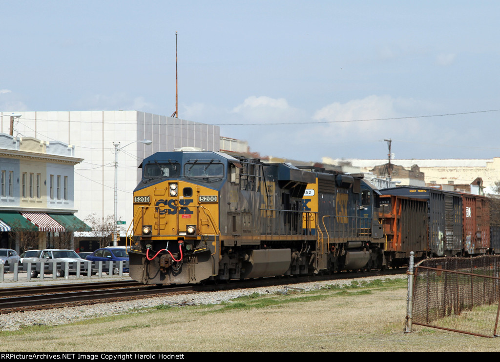 CSX 5200 leads train Q409 southbound