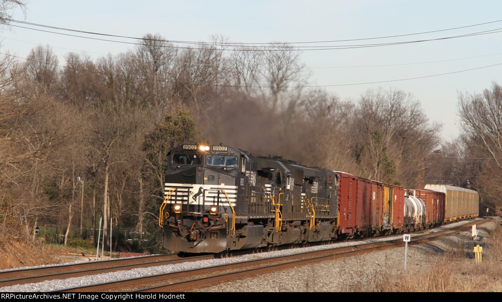 NS 8902 leads train 337 southbound