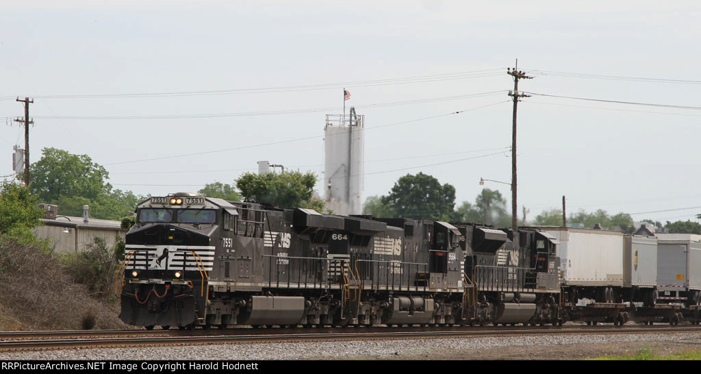 NS 7551 leads train 212 northbound