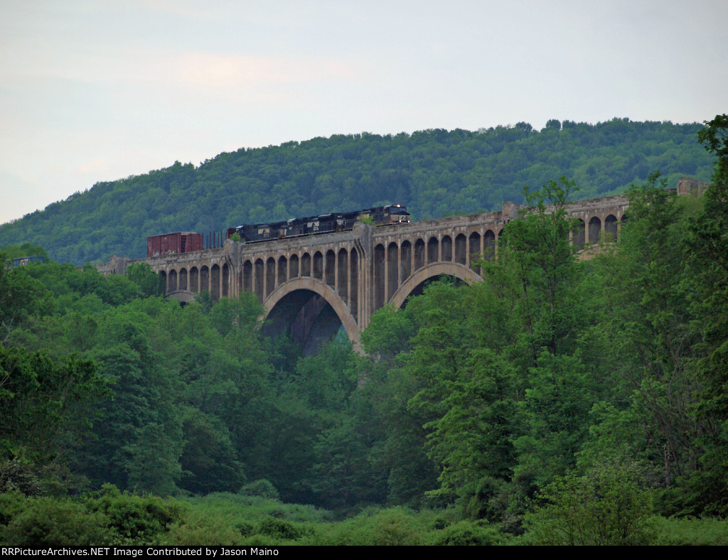 cp 932 Crossing the kingsley Viaduct