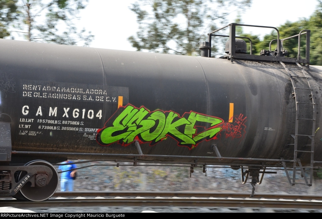 GAMX Tank car with graffiti