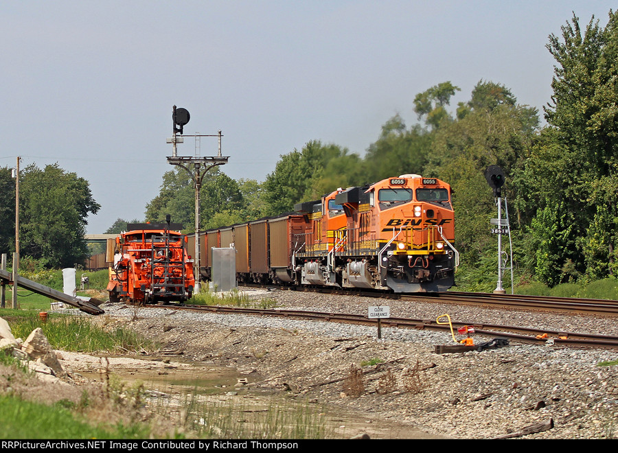 BNSF 6055 on NS 680