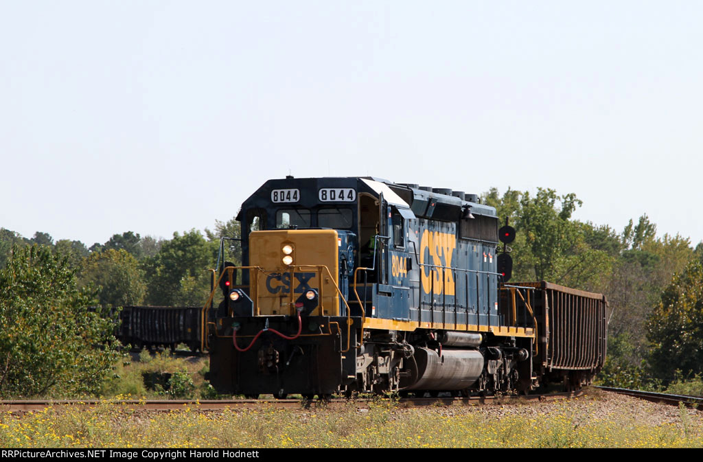 CSX 8044 leads train F008-26 to the yard