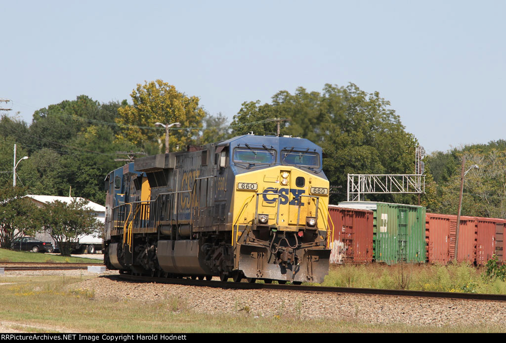 CSX 660 leads train Q478-26 out of the yard