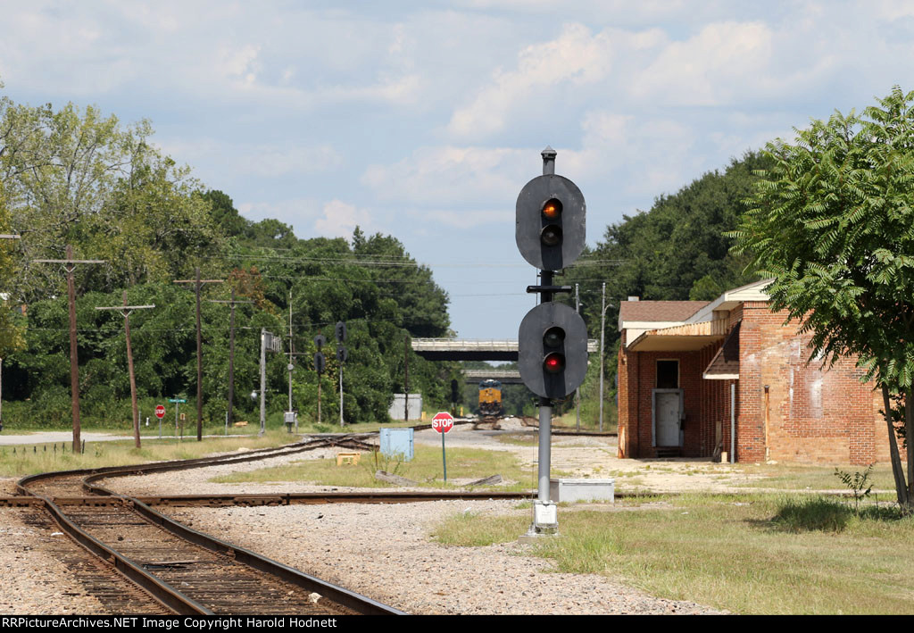 Approach signal for train W950-23; Q192-22 waits for it to clear in the ...