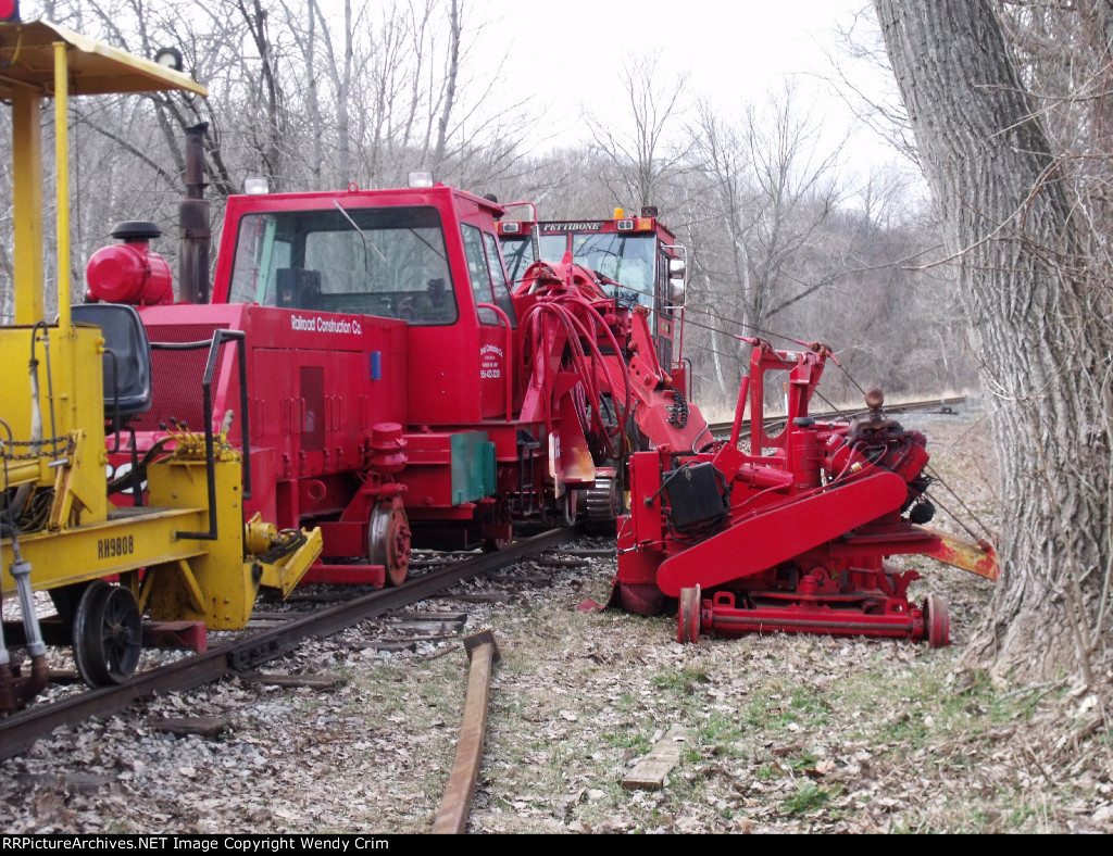 Ballast Tamper, rail saw on the ground, another speed swing
