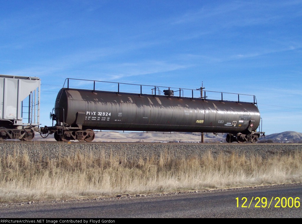 PIVX 32924 brings up end of west bound UP freight