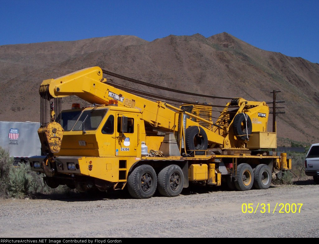 UP Crane 26304 at train derailment