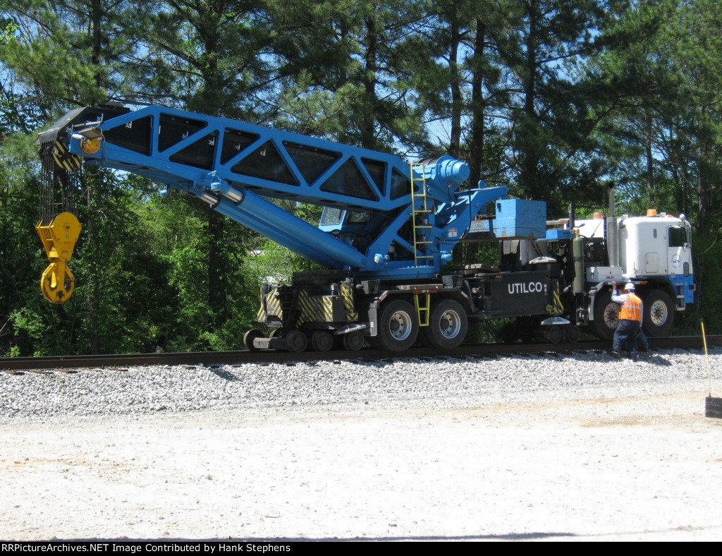 Utiilco Mantis 30011 150 ton road/rail crene is set and ready to lay in ...