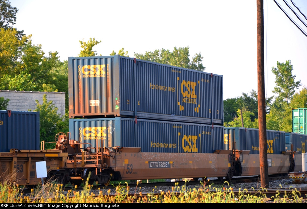 DTTX Stack car "B" with CSX containers