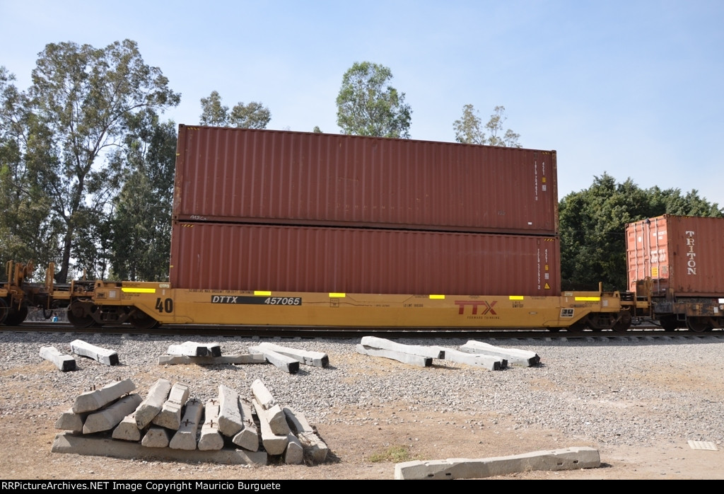 DTTX Stack car with containers