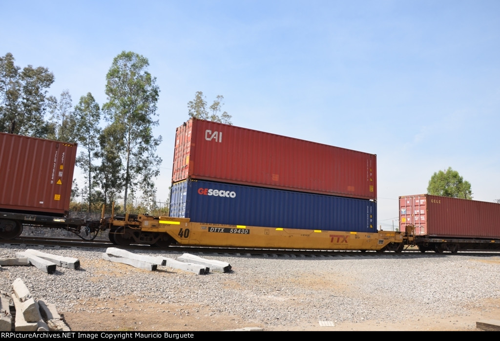 DTTX Stack car with containers