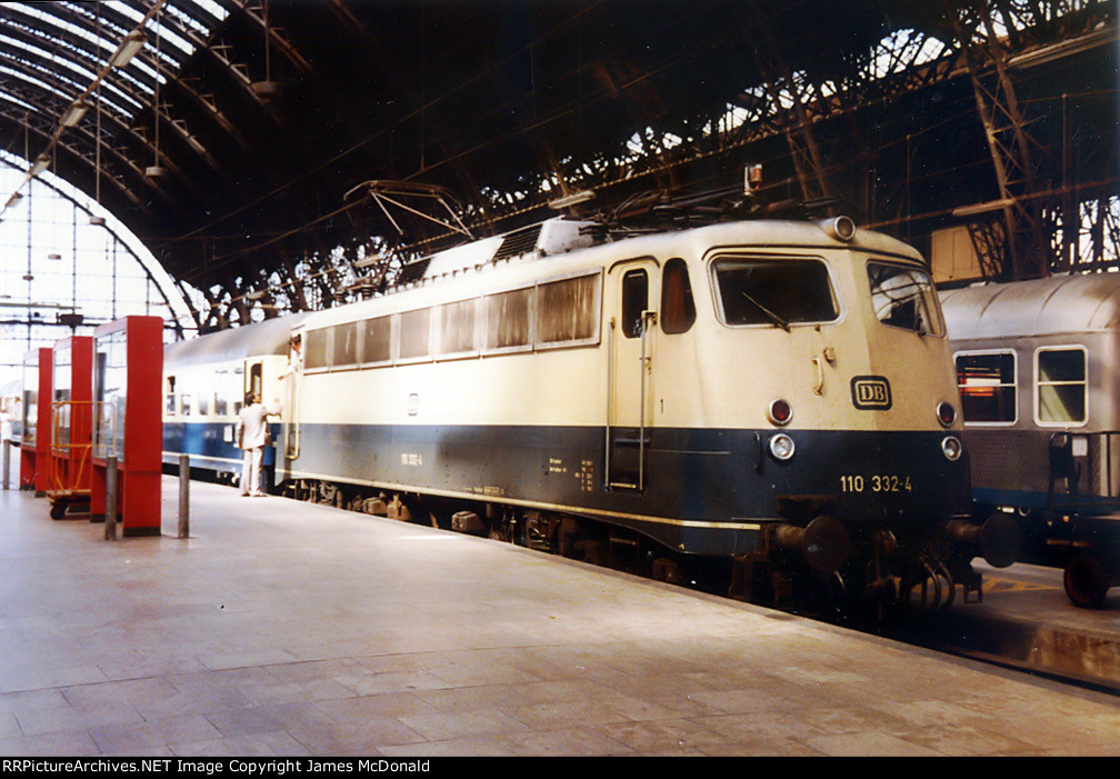DB 110 332-4 arrives in Frankfurt am Main
