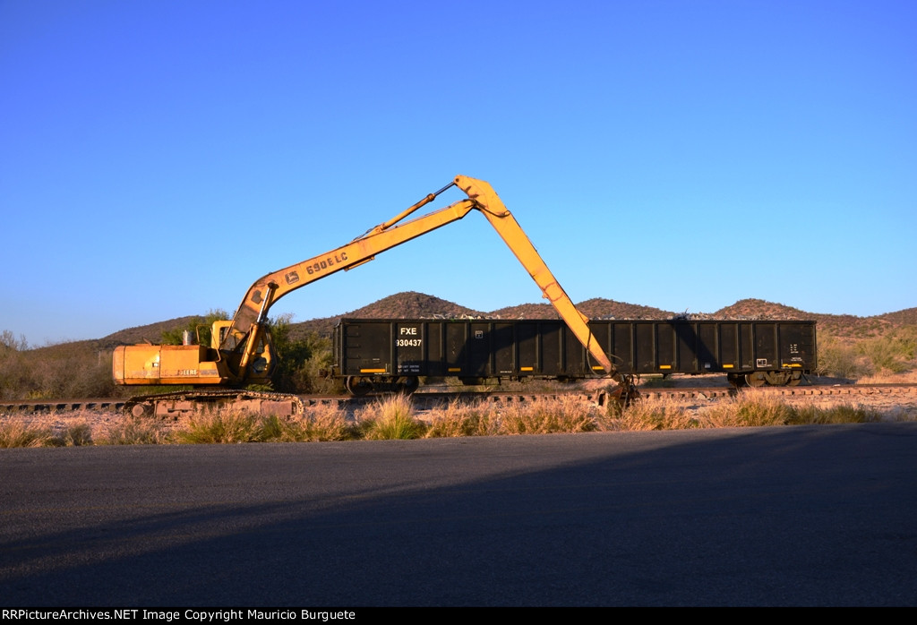 FXE Gondola being loaded with scrap