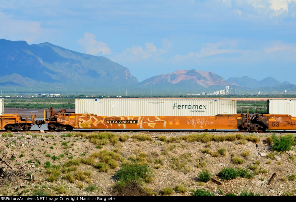 DTTX Stack car "B" with Ferromex container