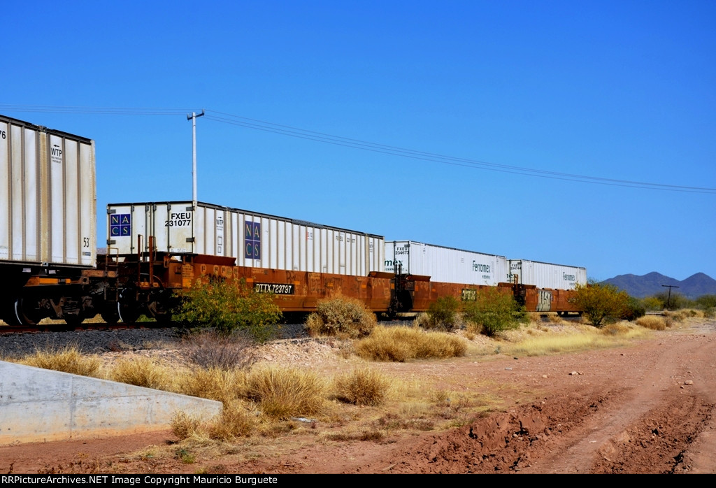 DTTX Stack car with Ferromex containers
