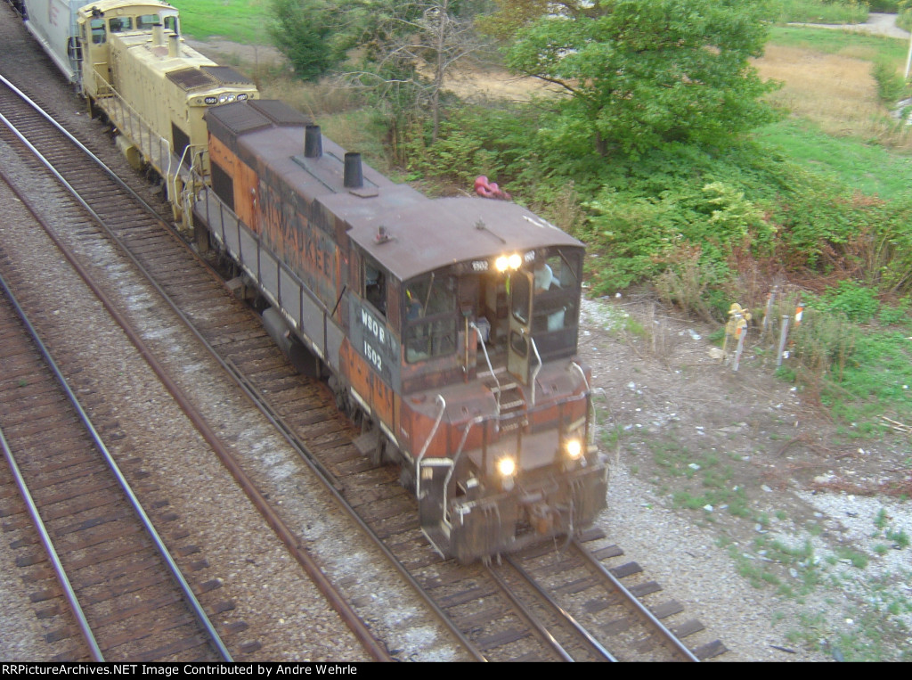 WSOR 1502 & 1501 lead the transfer Y202 onto the CP via Grand Avenue