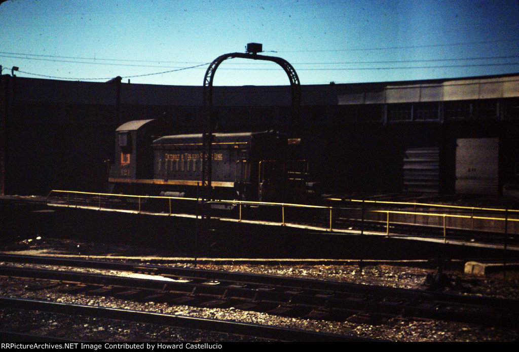 Shoreline switcher on the turntable at Lang Yd