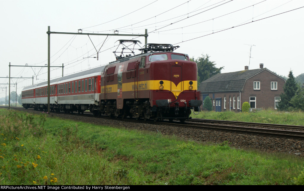 Dutch EETC engine 1254 in new colors passes Horst-Sevenum on 23th ...