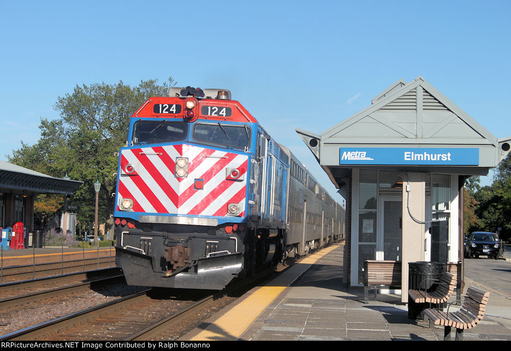 Metra F40PH 124 brings another trainload of commuters home for dinner