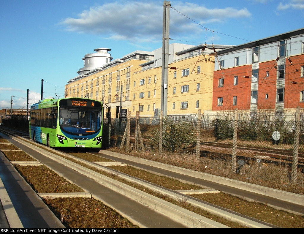 Bus 2027 on guideway south of Cambridge Railway Station