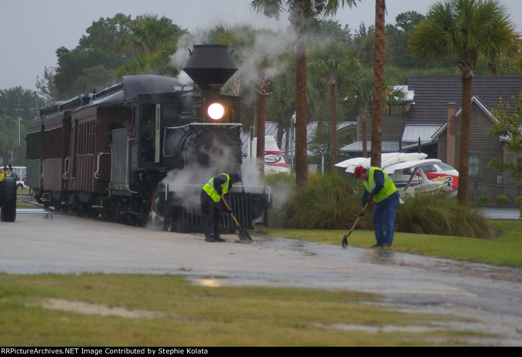 RERX 2 TRACKMAN CLEARING THE RAIL OF SAND