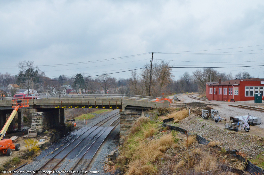 That's Crain Ave. bridge, now closed.