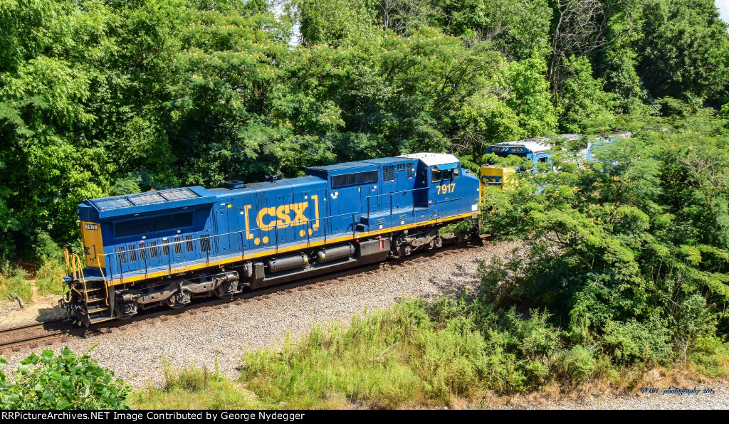 CSX 7917 / C40-8W with a new paint job