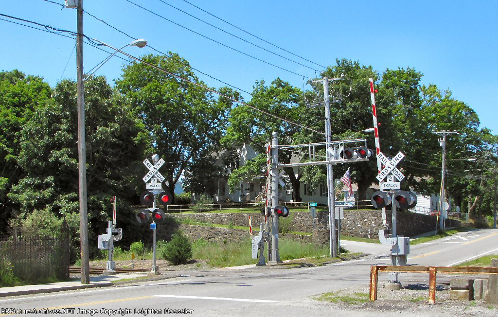 PW CT Rte 14A/Railroad Ave crossing