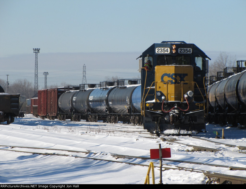 CSX 2354 leads Y106 down the Even Lead with LPG for Plains and boxes ...