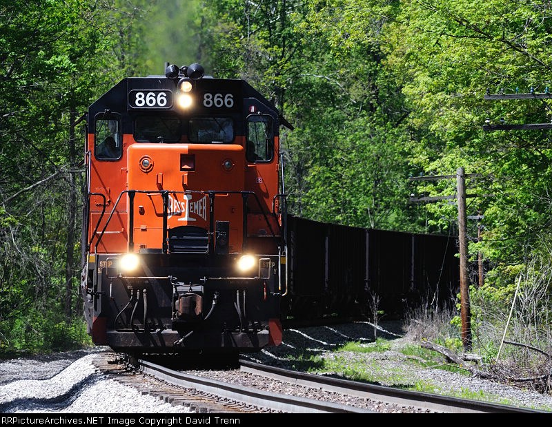 Southbound B&LE 866 leads sisters 878 and 867 pull their loads up and ...
