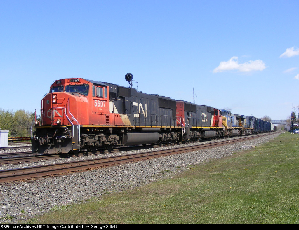 A beautiful duo of Canadian Nationals power west with this great train ...