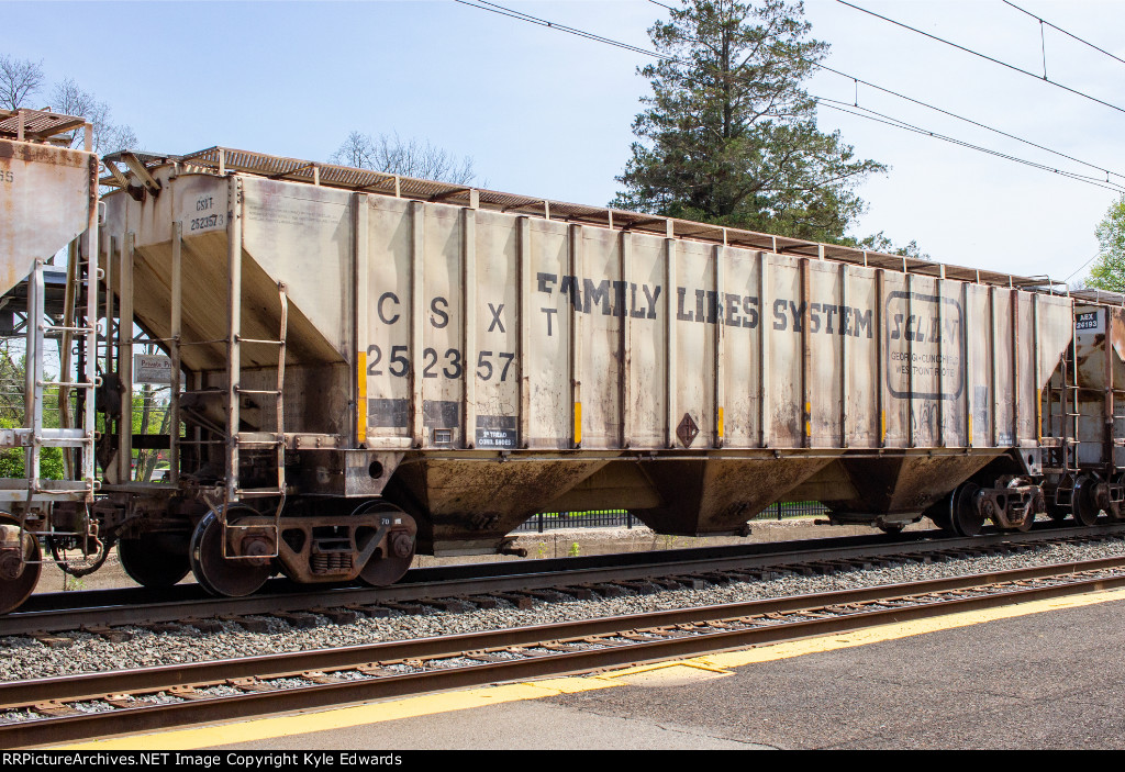 CSX Covered Hopper #252357 on Q404