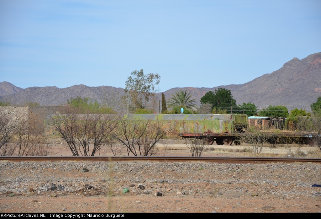 FCP Heavy weight passenger car and NdeM Flat car in rail car cementery