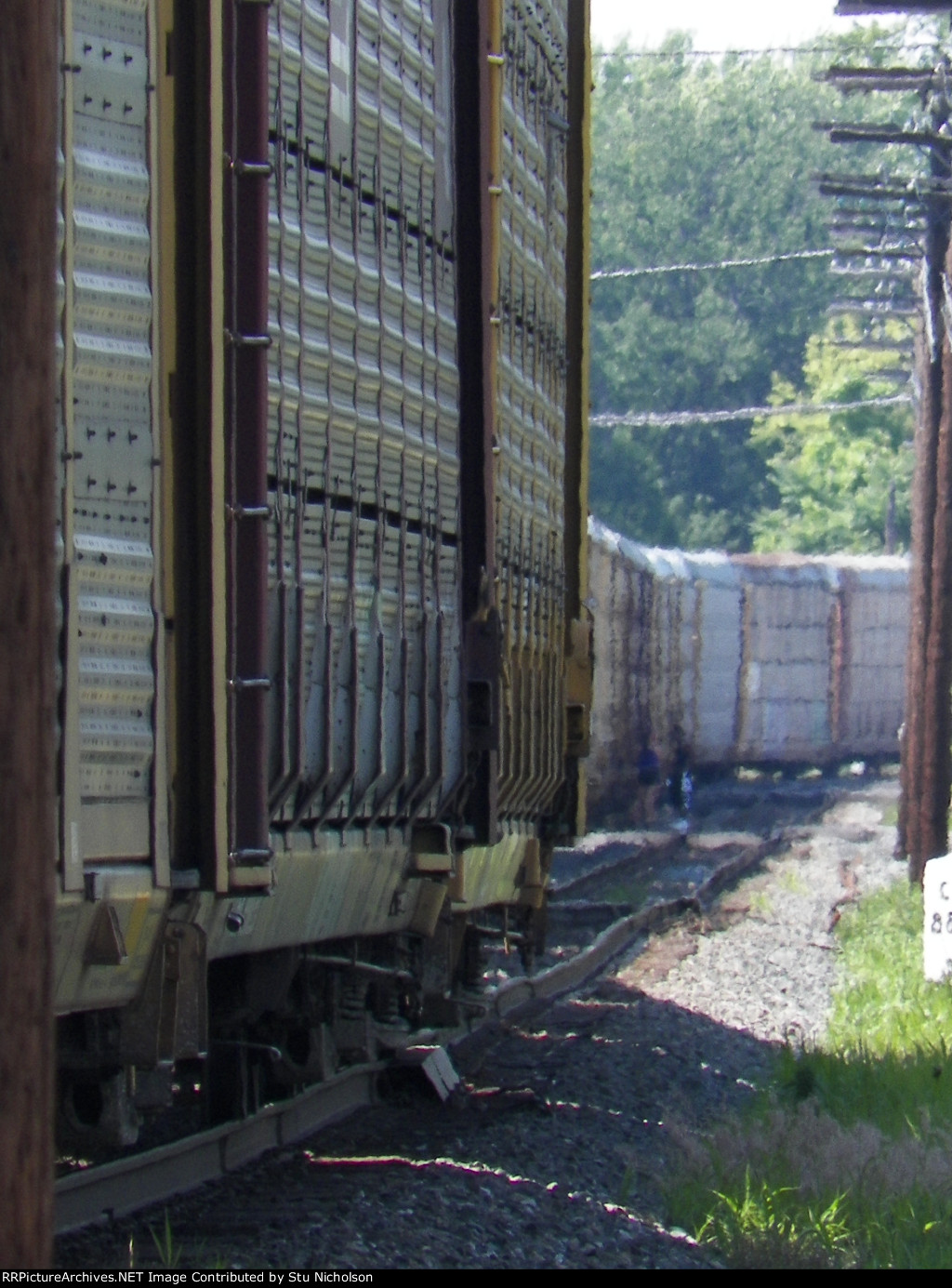 100 car plus auto rack still snaking through Fostoria OH