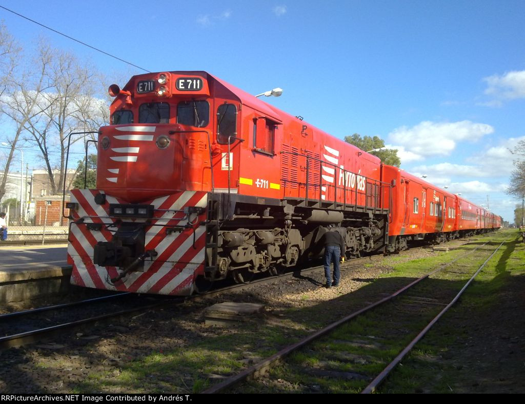 EMD G22 #E711 at Del Viso station.