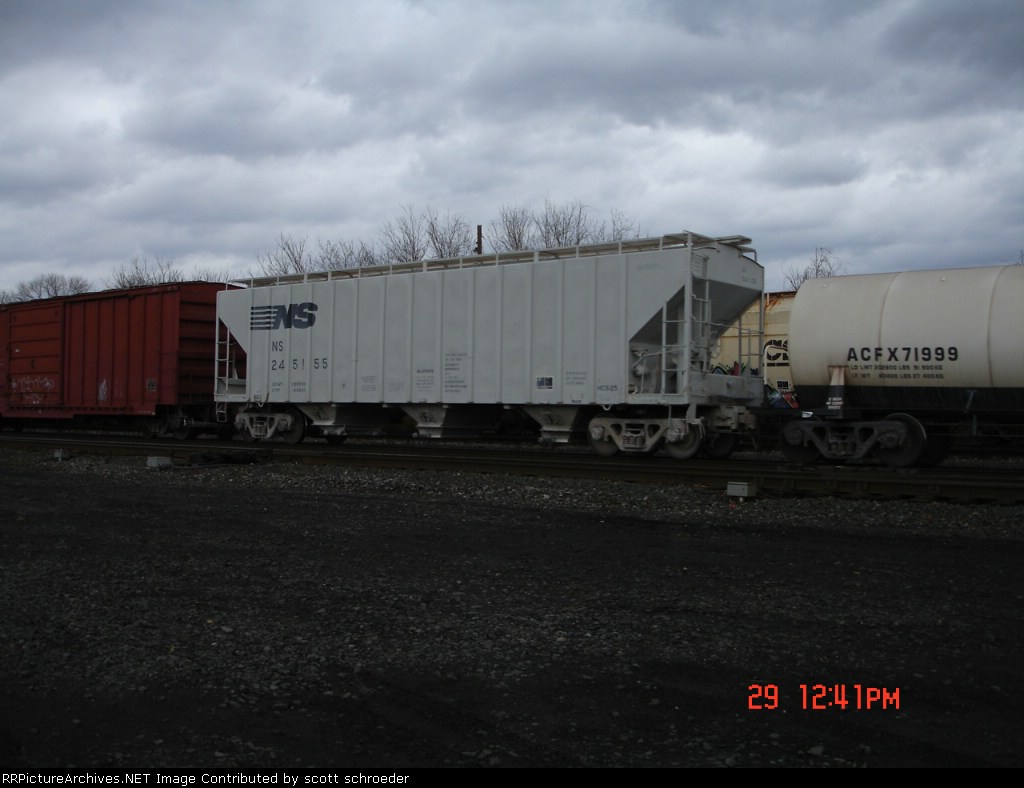 NS 245155 Covered Hopper & ALM 5600 Boxcar EB