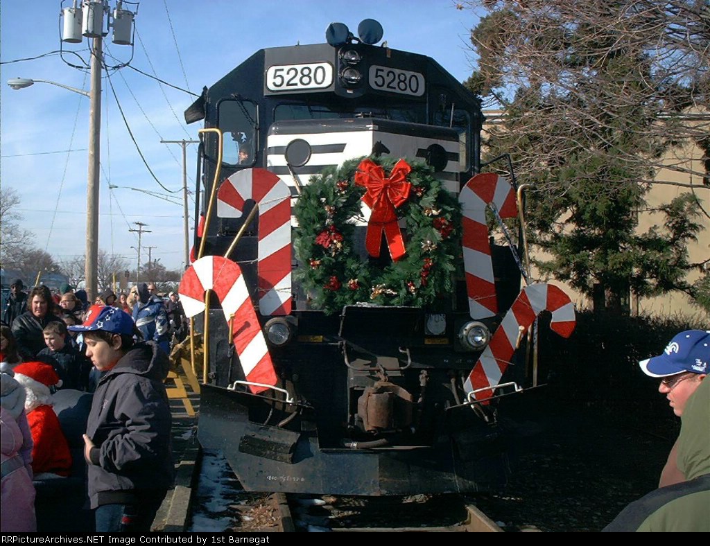 NS 5280 with Christmas Decorations