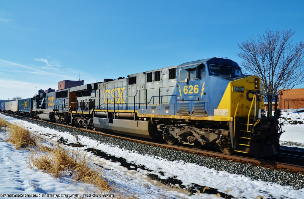 CSX 626 sports my favorite CSX paint.