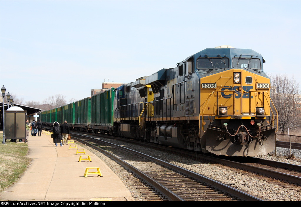 CSX 5306 leading trash train southbound while passengers wait for ...