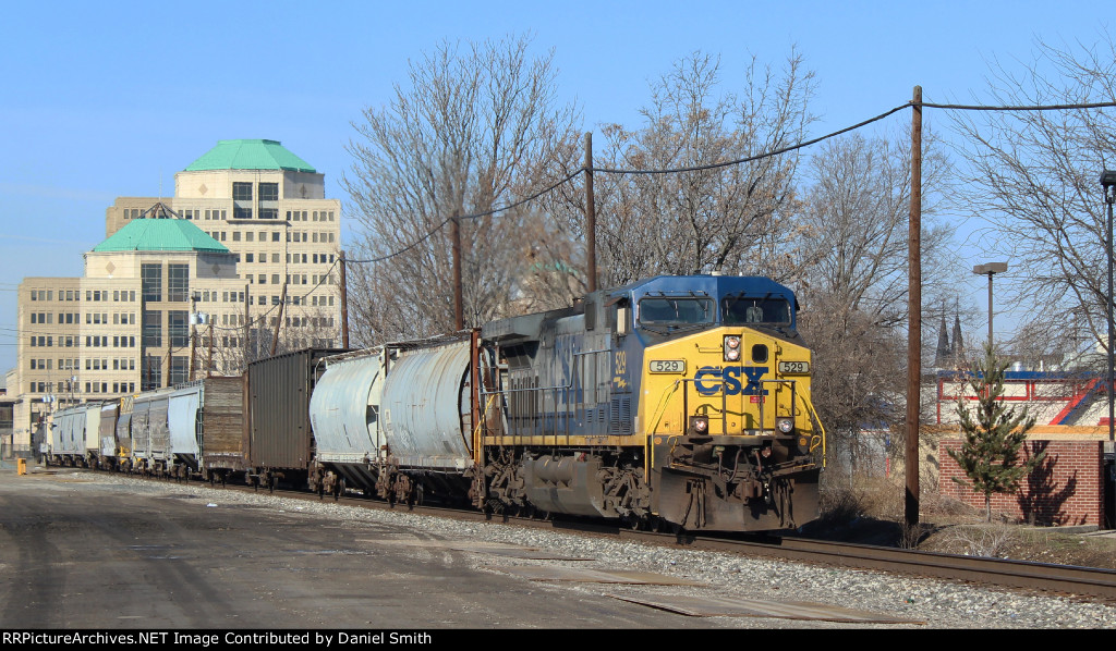 CSX 529 leads solo Q-501 south-bound manifest.
