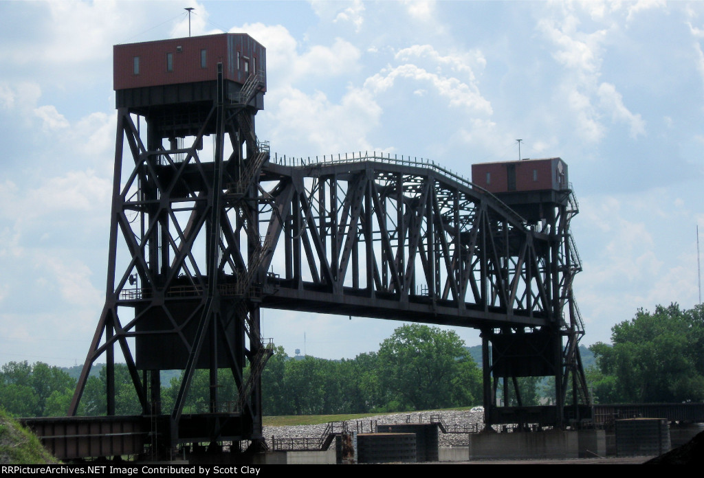 Lift bridge