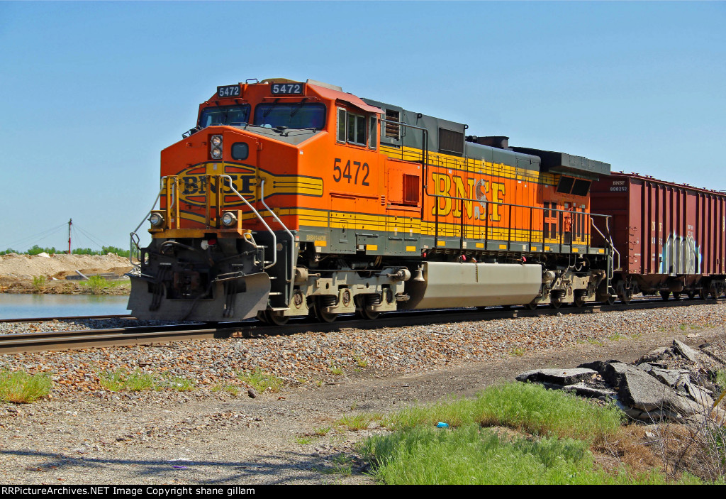 BNSF 5472 Work Dpu today on a oil can.